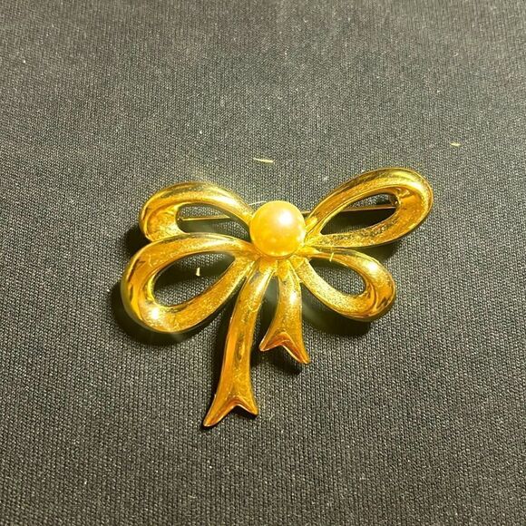 Carolee | Jewelry | Caroleevintagegoldbrooch | Poshmark